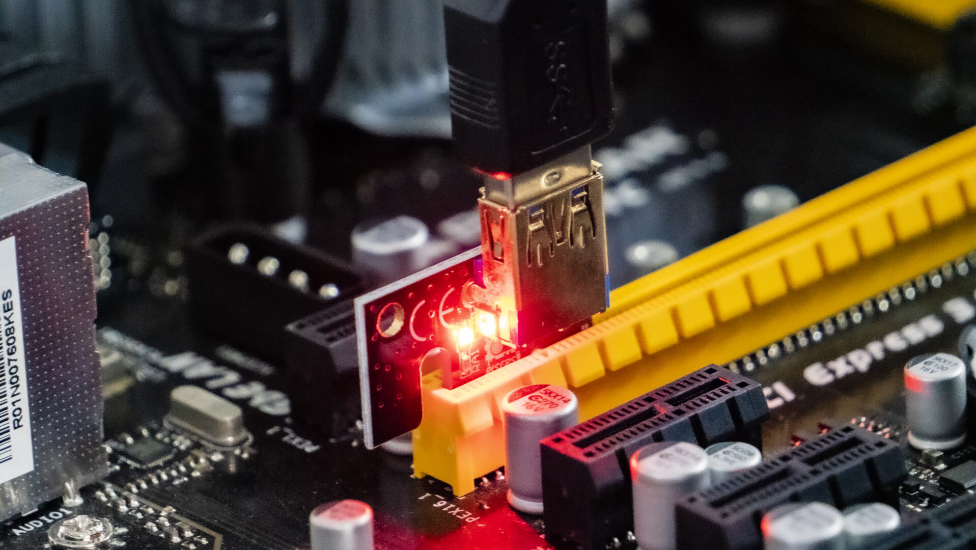 GPURisers.com - 4 Capacitor - 6 Pack Black GPU Risers